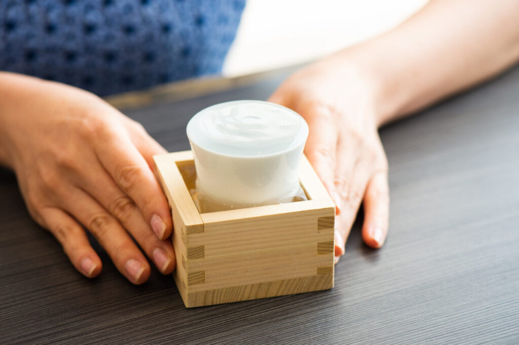 How to drink masuzake (sake) | the fill-to-overflowing mokkiri method ...