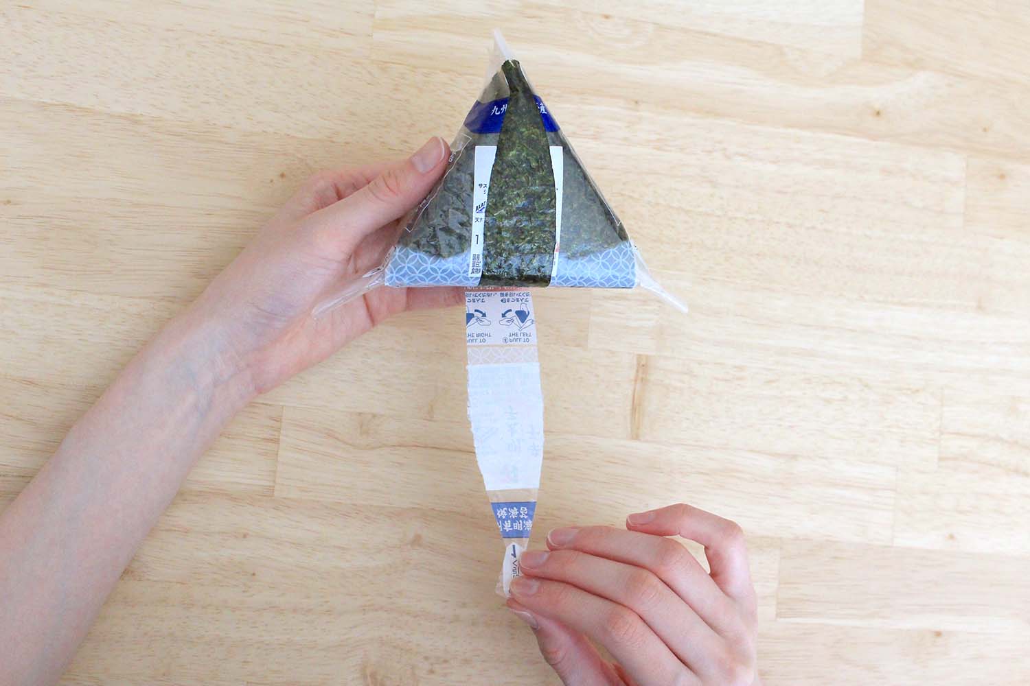 How to eat convenience store onigiri (rice balls) | Easily open each ...