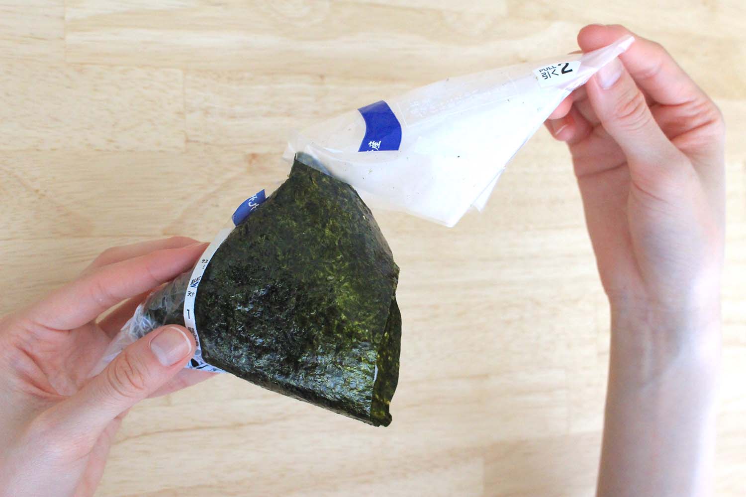 How to eat convenience store onigiri (rice balls) | Easily open each ...