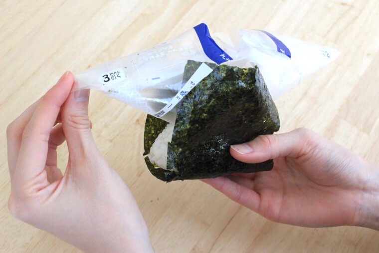 How to eat convenience store onigiri (rice balls) | Easily open each ...