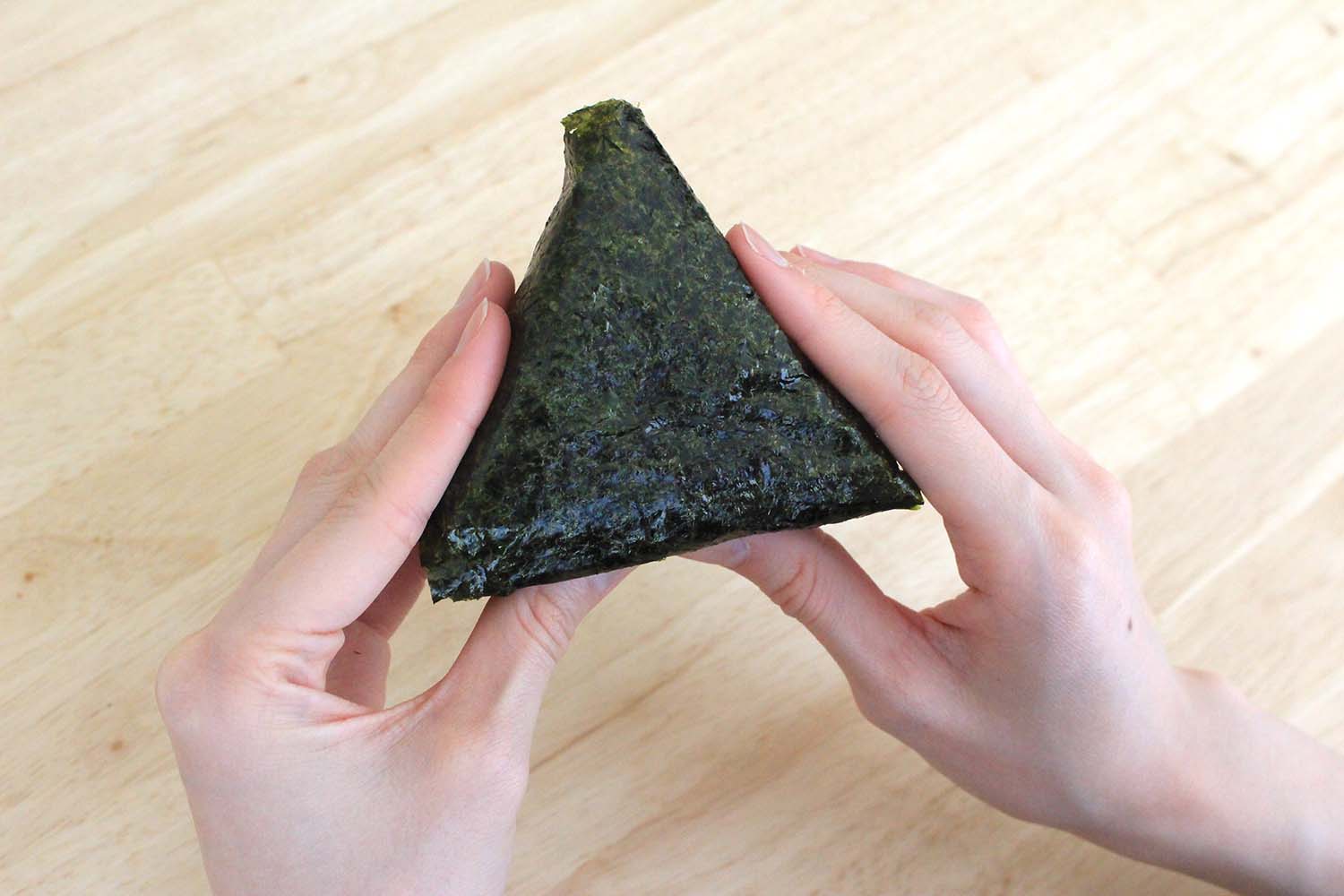 How to eat convenience store onigiri (rice balls) | Easily open each ...