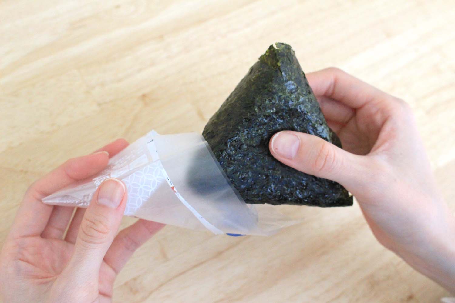How to eat convenience store onigiri (rice balls) | Easily open each ...