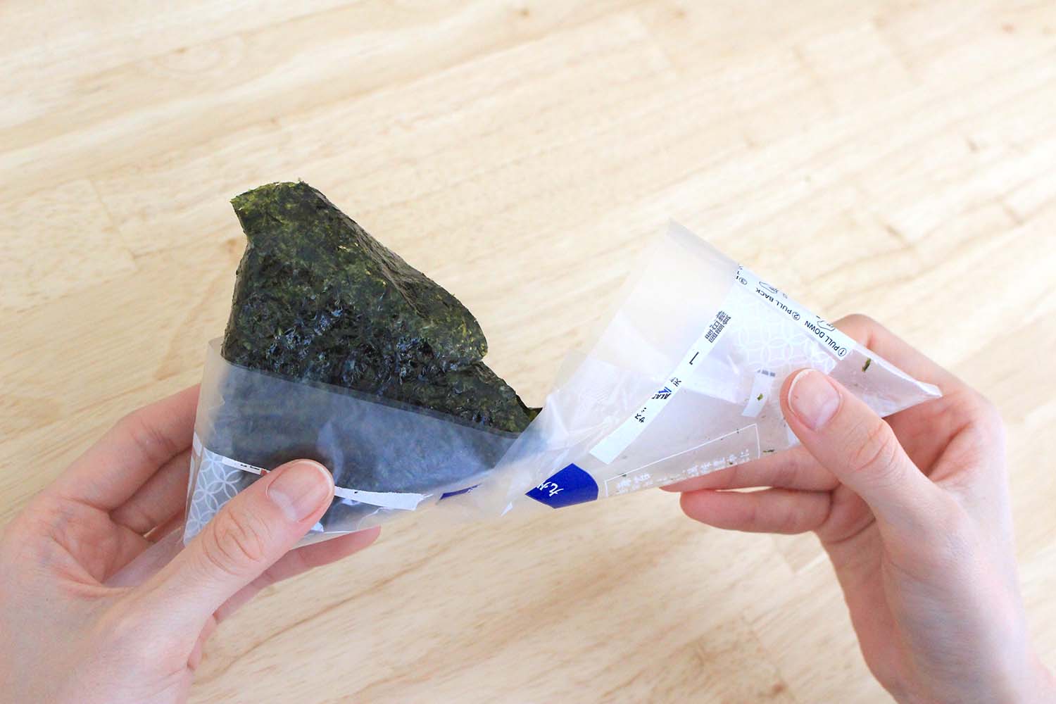 How to eat convenience store onigiri (rice balls) | Easily open each ...