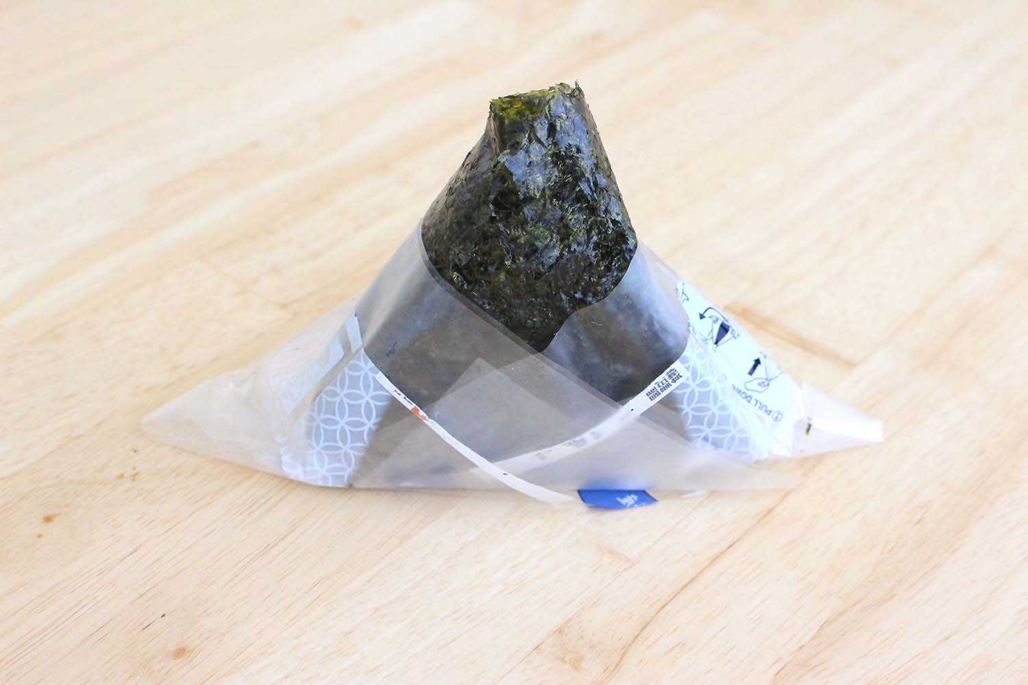 How to eat convenience store onigiri (rice balls) | Easily open each ...