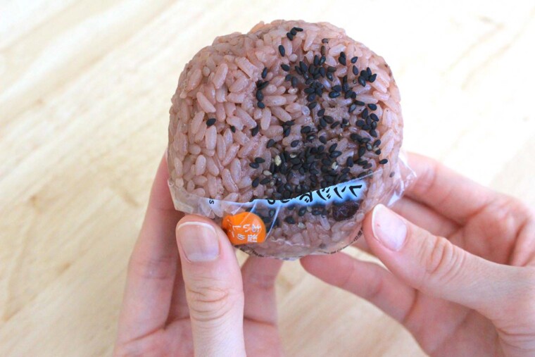 How to eat convenience store onigiri (rice balls) | Easily open each ...