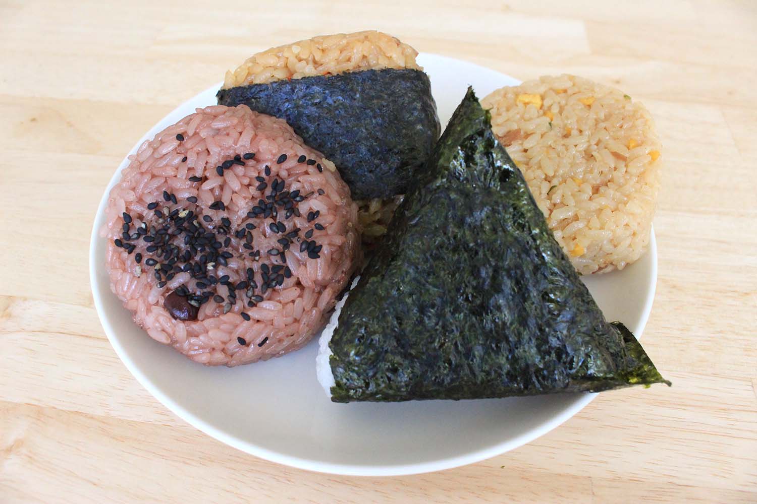 How to eat convenience store onigiri (rice balls) | Easily open each ...