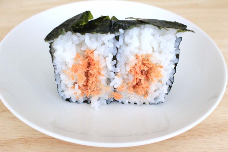 How to eat convenience store onigiri (rice balls) | Easily open each ...