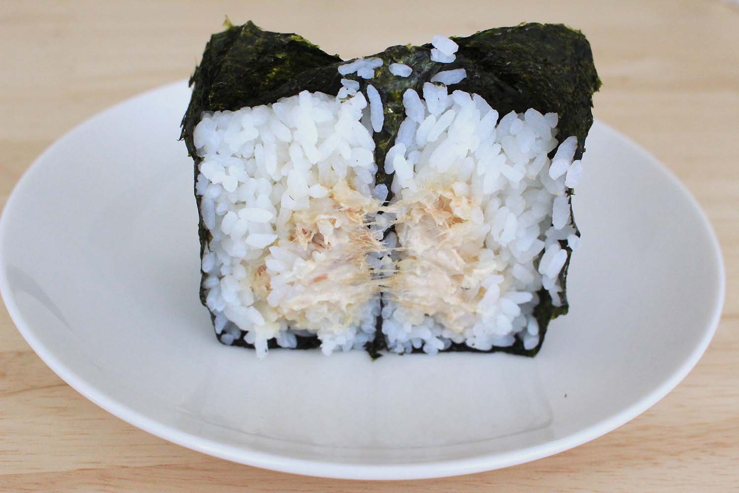 How to eat convenience store onigiri (rice balls) | Easily open each ...