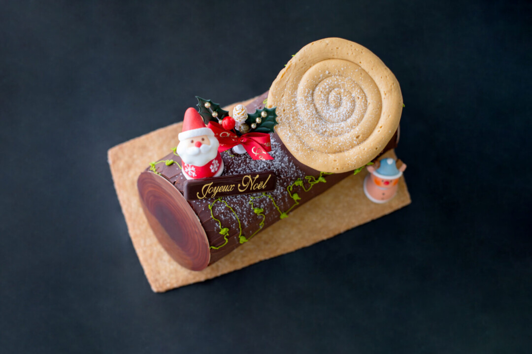 How to Cut a Bûche de Noël Beautifully: Pro Pastry Tips for a Clean ...